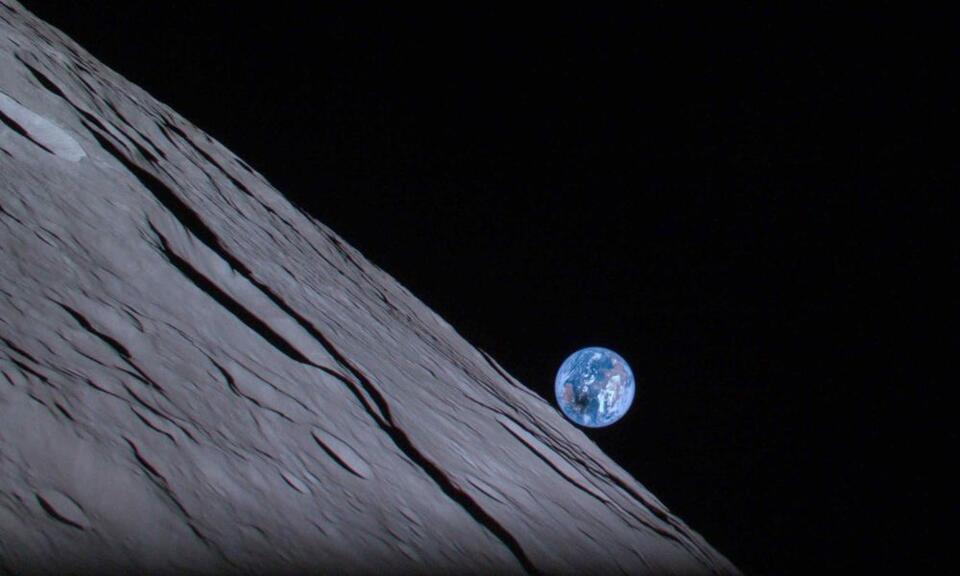 Spacecraft snaps incredible photo of Earth before crashing into the ...