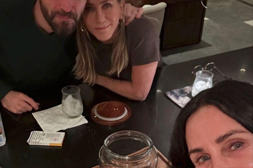Courteney Cox reunites with Friends co-star Jennifer Aniston for a cozy ...