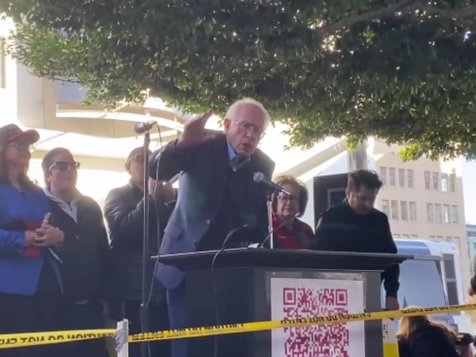 Sen. Bernie Sanders shares strong words of encouragement with picketing ...