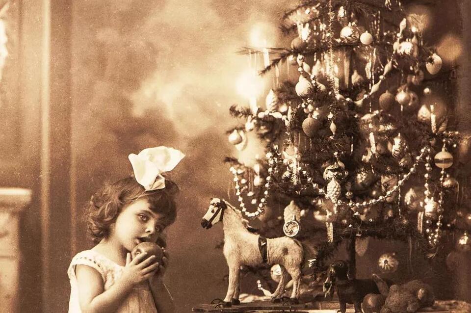 New York: Home of the First Electric Christmas Tree Lights - NewsBreak