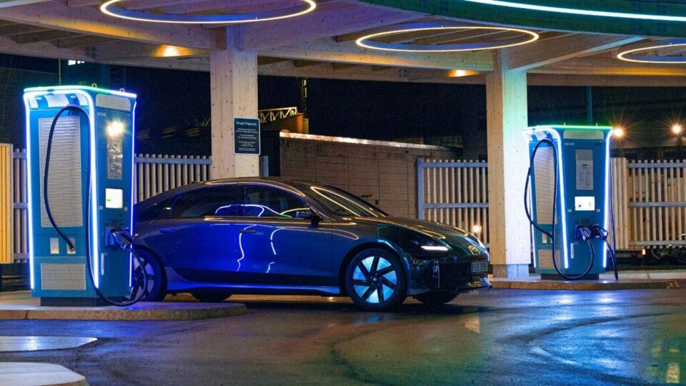 EV chargers hit by copper thieves as nationwide crime wave explodes ...