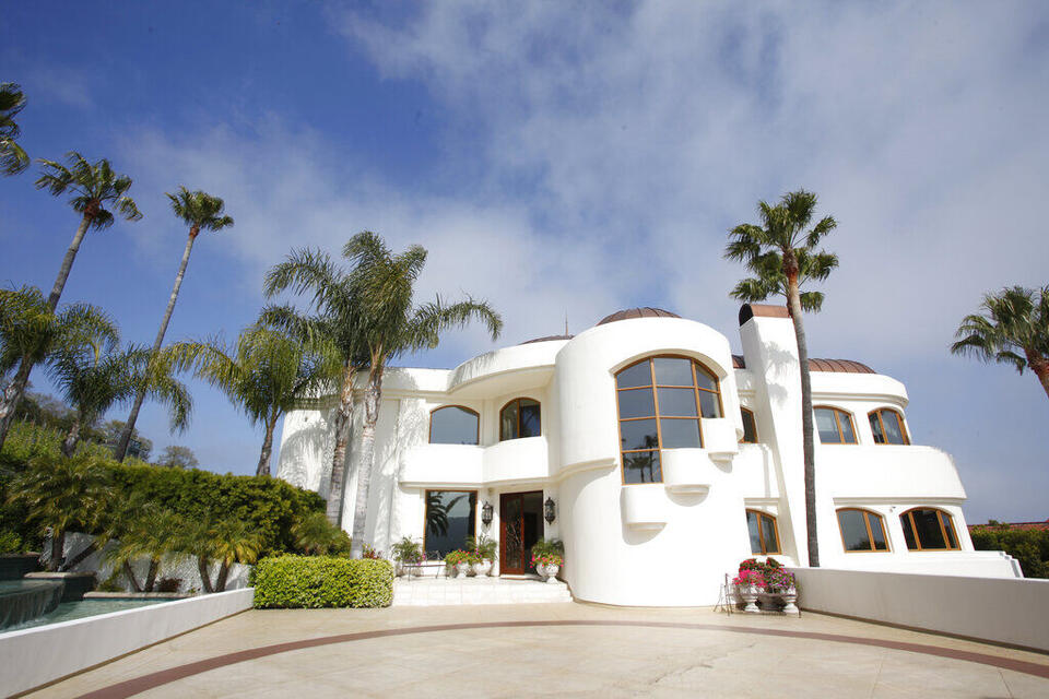 Study: California tax revenue drops as wealthy flee - NewsBreak