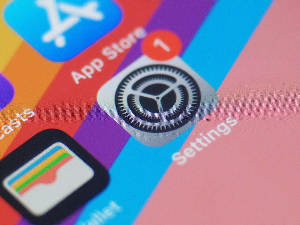 Lagging iPhone? Apple Experts Recommend Changing These 4 Settings ...