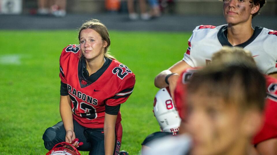 Female kicker from Pekin makes history with field goal for Monmouth ...