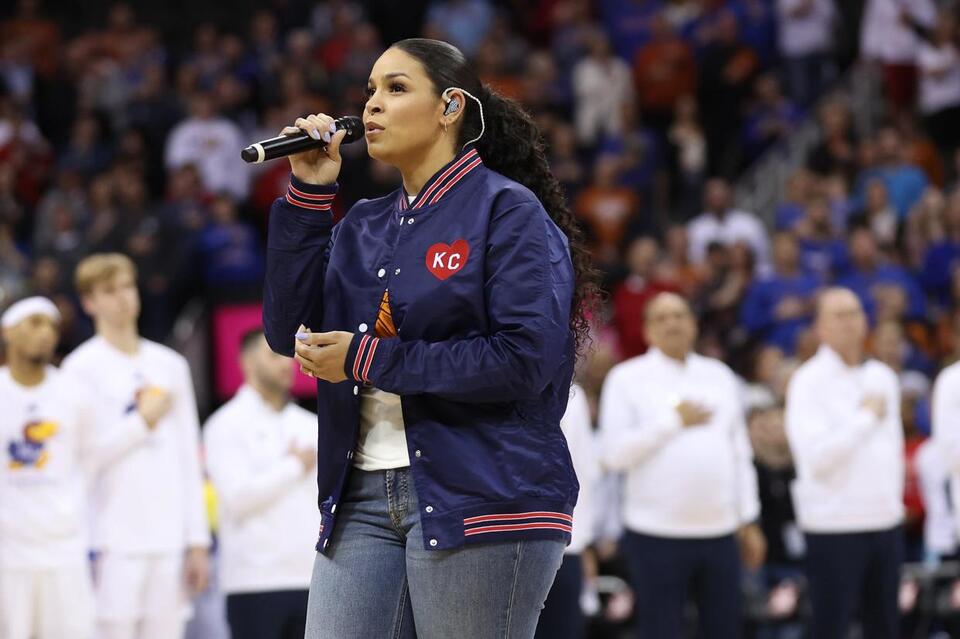 Jordin Sparks divides crowd with wild National Anthem performance as some say she ‘butchered ...