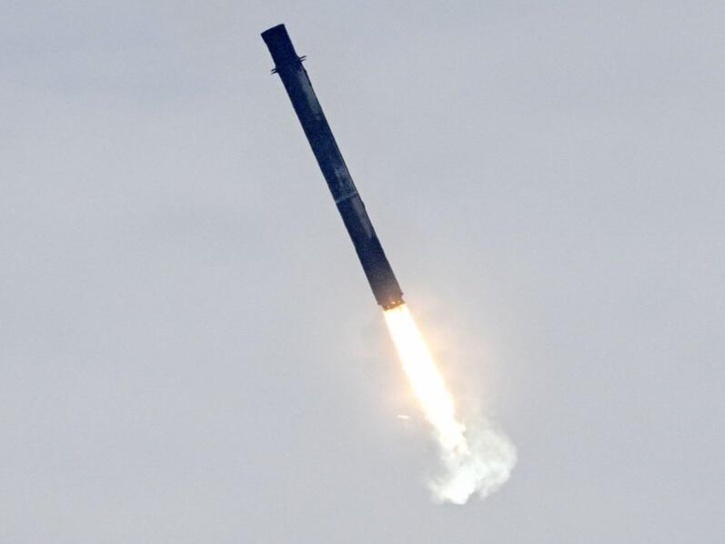 SpaceX booster on Starlink mission tips over on return to ship in ocean