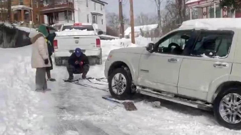 'I love the snow': Neighbors come together to help neighbors after ...