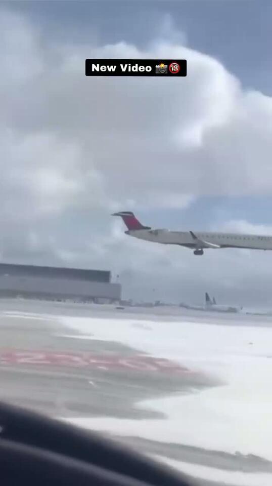 #DeltaPlaneFlip a delta plane has crash landing at Toronto Pearson ...