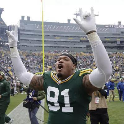 Commanders reunite with pass rusher Preston Smith, send cornerback ...