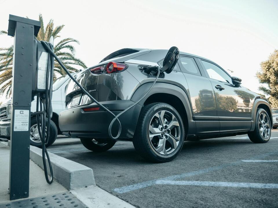 Jeep Owners Told Not To Charge Their Electric SUVs After 320,000 ...