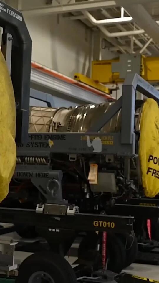 How do you remove the massive engine of an F-22 fighter jet? - NewsBreak