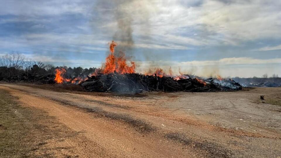 Controlled burn in Muscle Shoals area causes visible smoke, no danger ...