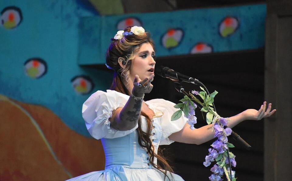 Sierra Ferrell Announces 2025 “Shoot For The Moon” Tour - NewsBreak