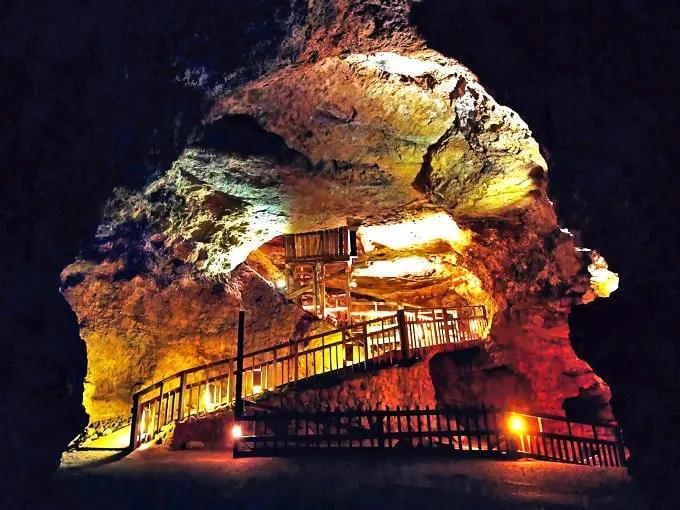 Explore This Fascinating Cave In Wisconsin With Jaw-Dropping Rock ...