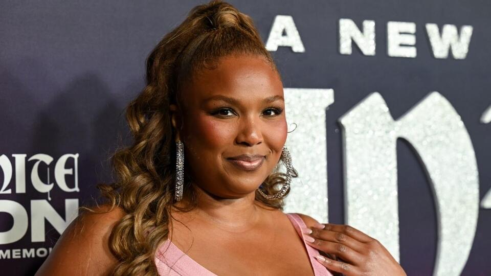 Lizzo Attends Boyfriend’s Exhibit in Eye-Catching Glitter Minidress ...