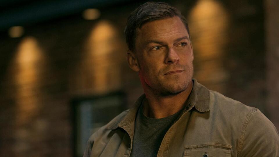 Reacher’s Alan Ritchson on How Prime Video Series Fixed What He Didn’t ...