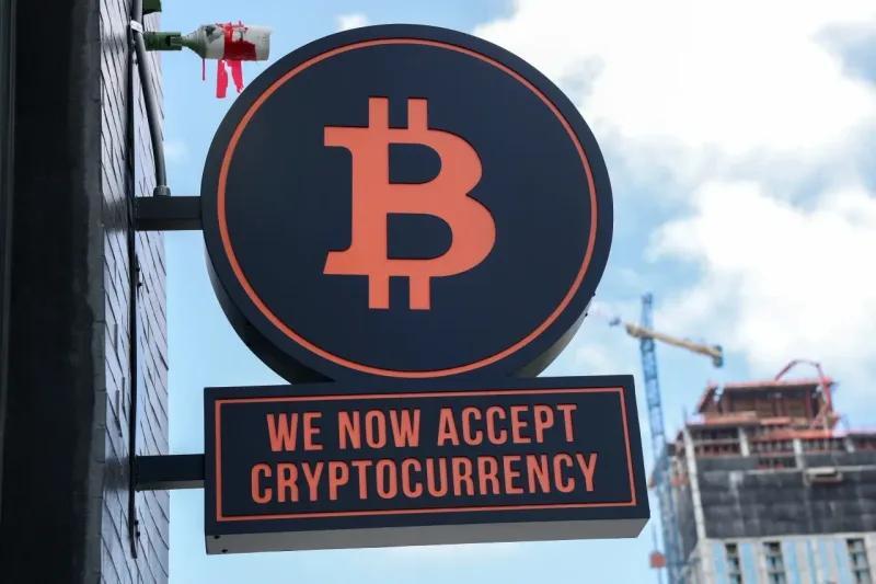 Bitcoin Price Extends Losses After Flash Crash – Dogecoin, Solana Lead Altcoin Decline - NewsBreak