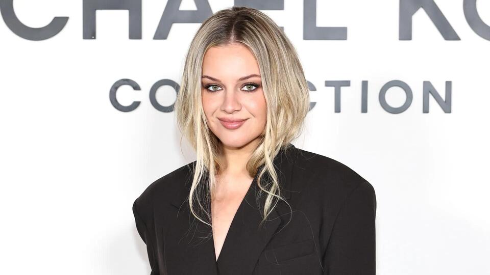 Singer Kelsea Ballerini Gets Emotional in First Performance After Chase ...