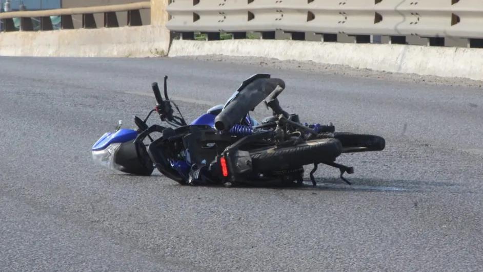 Motociclista en presunto estado de ebriedad queda inconsciente tras ...