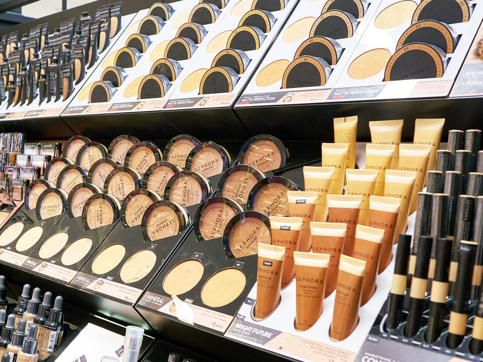 Pro MUAs Explain Why Liquid Foundations 'Don’t Work On Mature Skin'—And ...