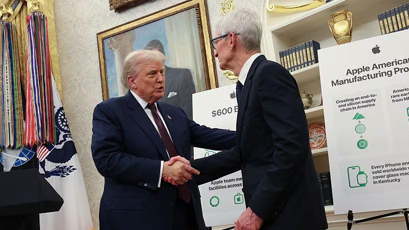 Billionaire Apple CEO Tim Cook Sucks Up to Trump With Tacky Gold Gift ...