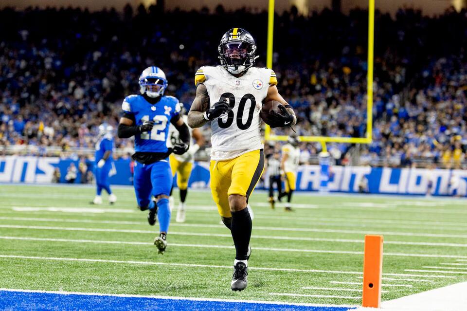 Star Pittsburgh Steelers running back goes down with injury - NewsBreak