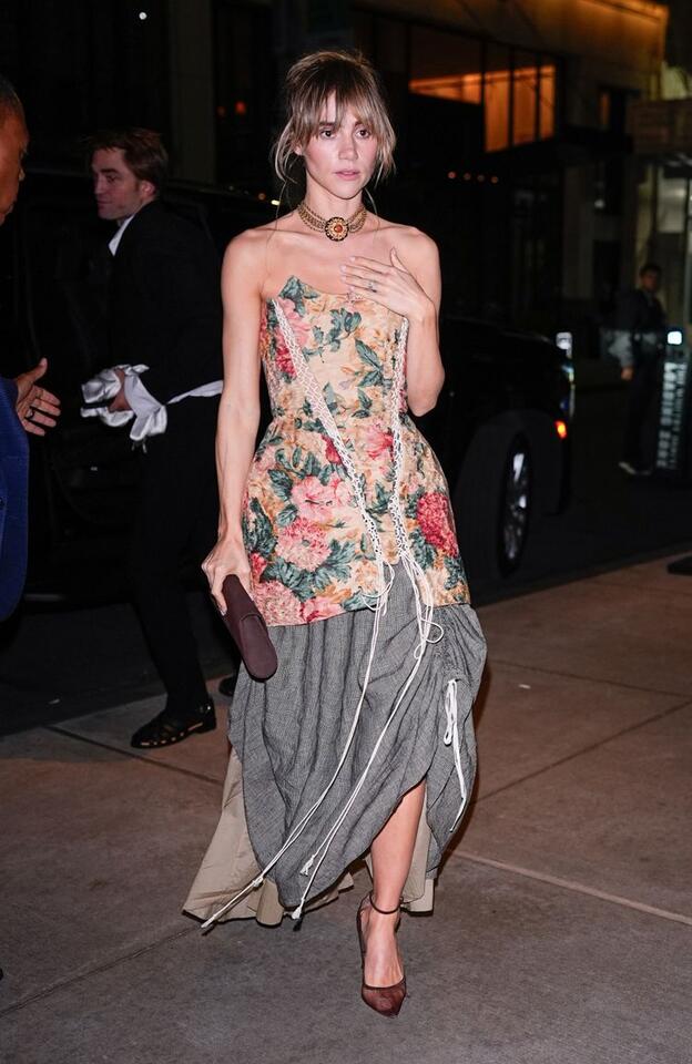 Suki Waterhouse, 33, Bares Her Toes In These Polarizing Gen Z Shoes ...