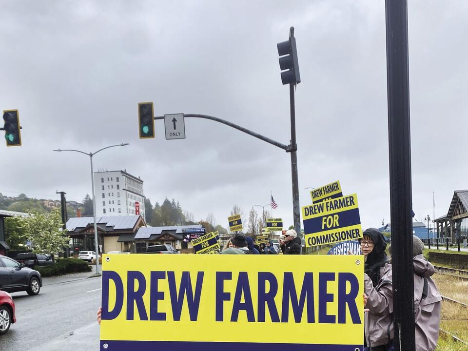 Drew Farmer rally draws crowd in Coos Bay