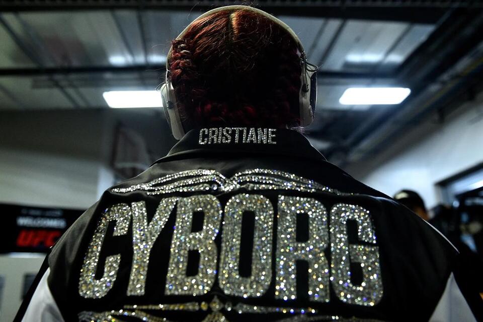 MMA legend Cris Cyborg delivers brutal knockout punch in boxing ...