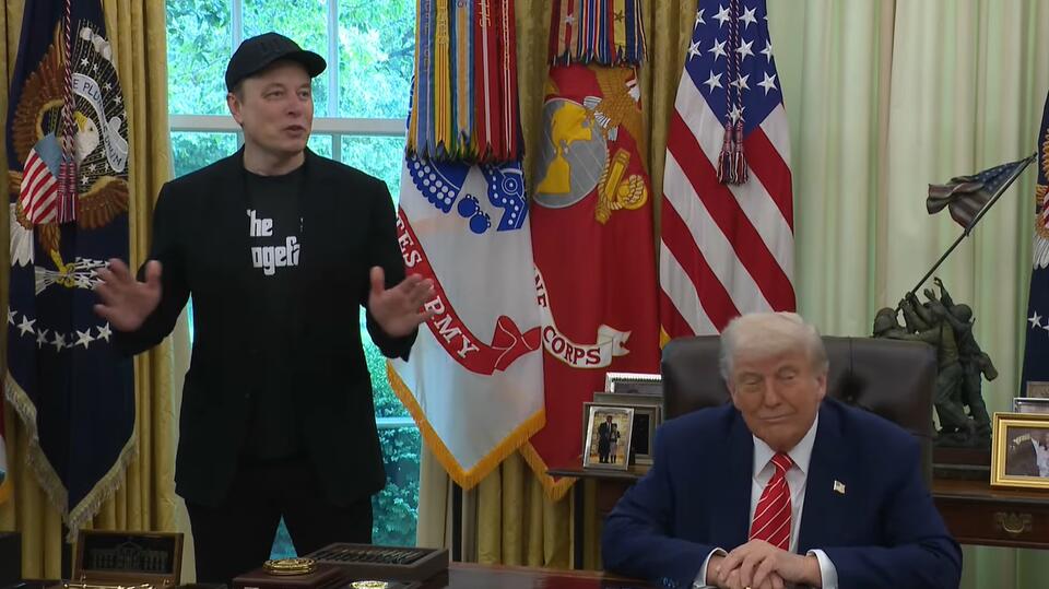 Elon Musk Appears with Black Eye at Trump Oval Office Farewell, Blames ...