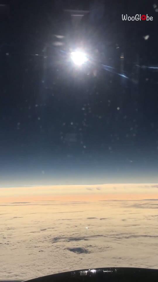 Total Solar Eclipse from an airplane at 36000 feet - NewsBreak