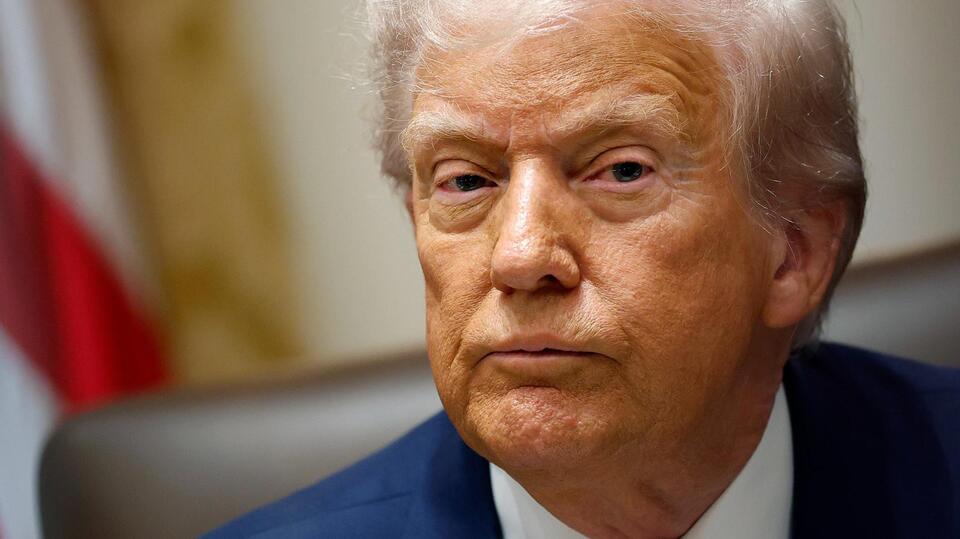 Trump, 79, Thirsts Over Another Woman’s Lips After Leavitt - NewsBreak