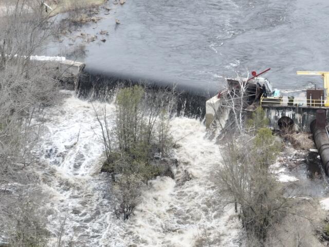 Crews work to secure the Big Falls Dam after 'imminent failure ...