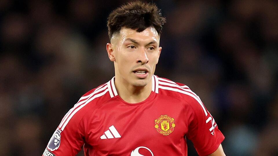 Lisandro Martinez destroyed by Gary Neville for 'wimpish' defending in ...