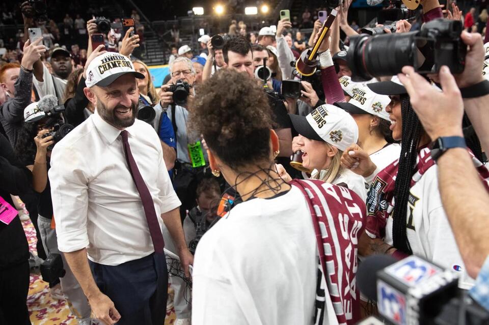Texas A&M Volleyball Coach Jamie Morrison Delivers Emotional Locker ...