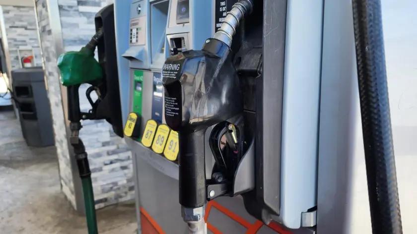 Arizona unleaded gas prices fall for 3rd week in a row. But they remain ...