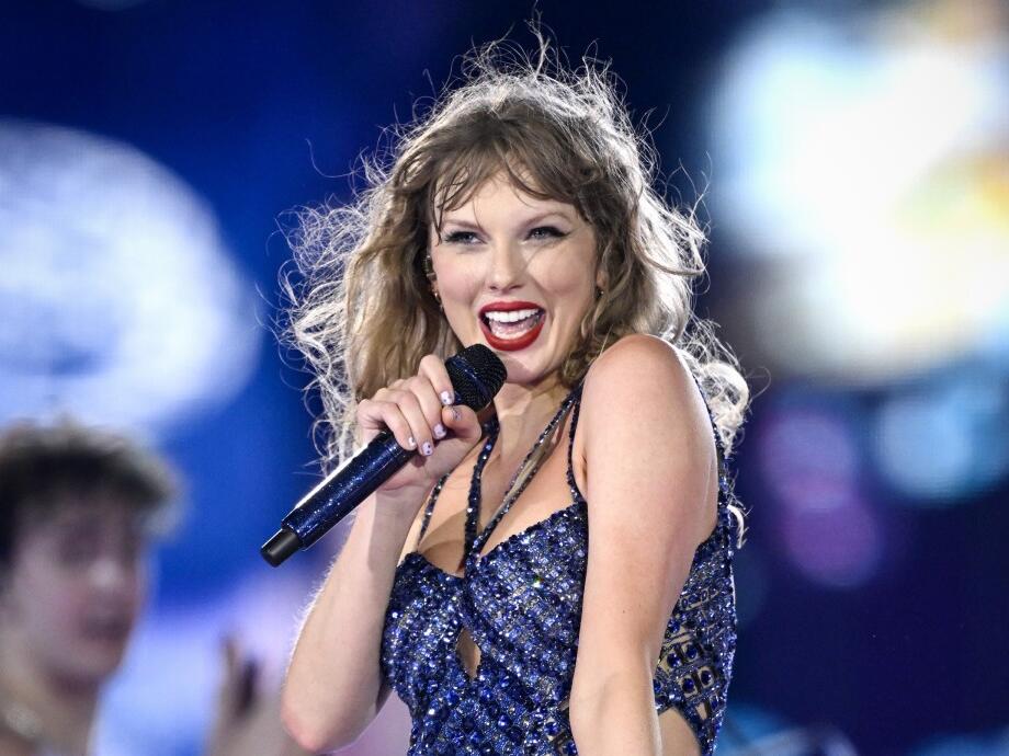 Taylor Swift Gives Fans 'Chills' With 2 'Reputation'-Coded Looks at the ...