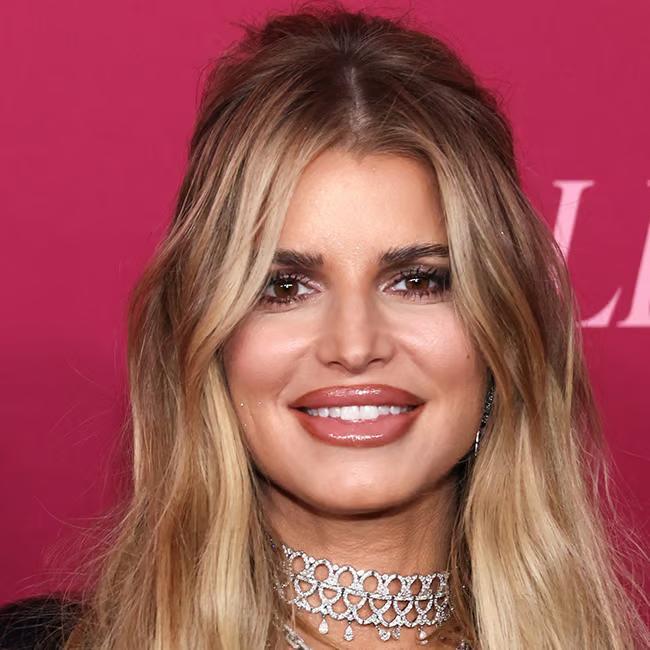 Jessica Simpson Is Unrecognizable In New Brunette Hair As Fans Say She ...