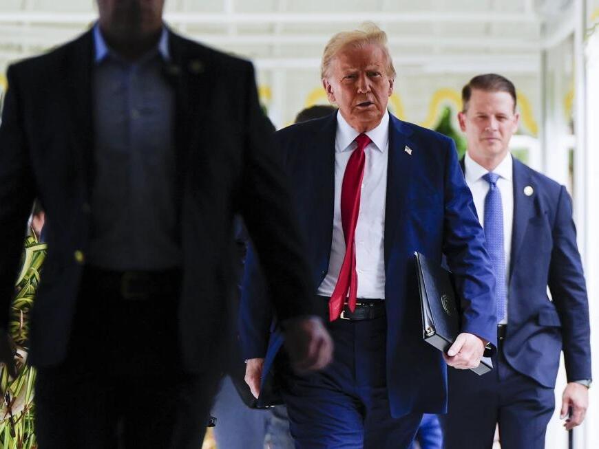 Trump campaigns with Packers legend Brett Favre at rally in Green Bay ...