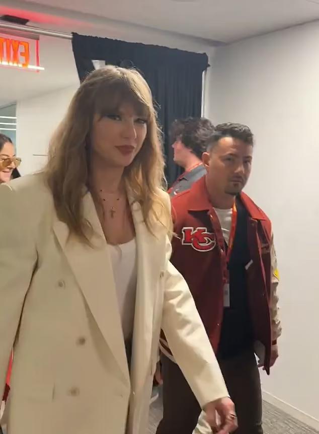 Who is Taylor Swift's bodyguard? Singer towers over mysterious devoted ...