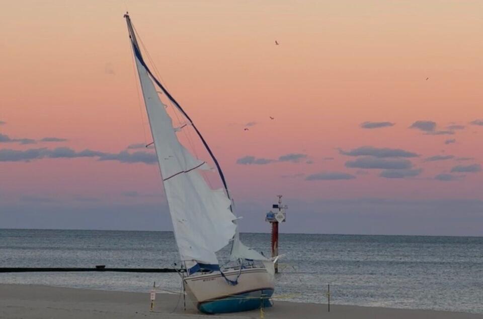 Sailboat’s time on the sand is almost up - NewsBreak