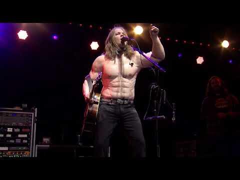 Billy Strings Gets The Crowd Fired Up With Electric Encore: “Y’all Are ...