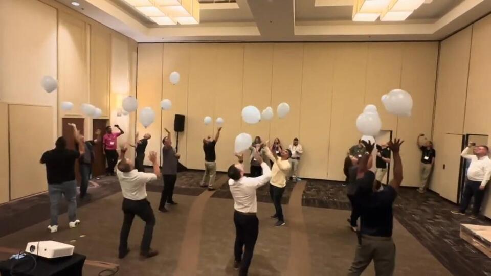 Watch: 12 tech workers keep 25 balloons in the air for one minute ...