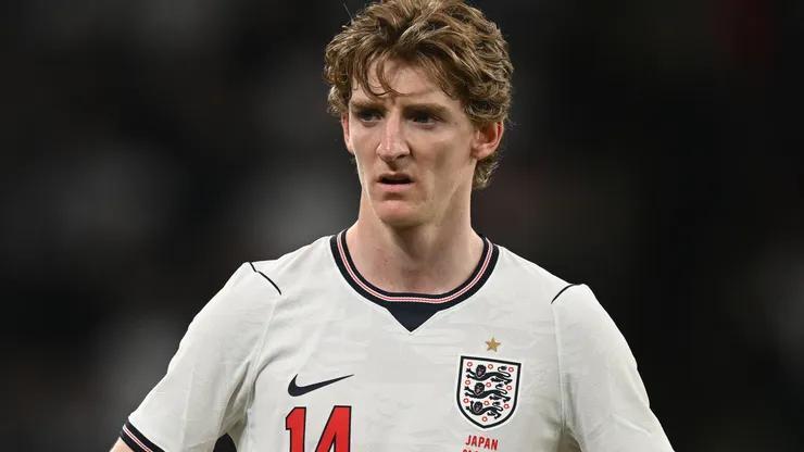 Anthony Gordon compares himself to Raphinha at Barcelona presentation ...