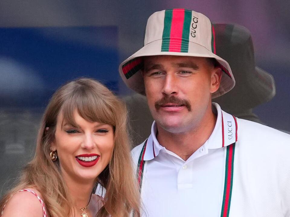 Taylor Swift Rocks Glitter Freckles While Returning as Travis Kelce's ...