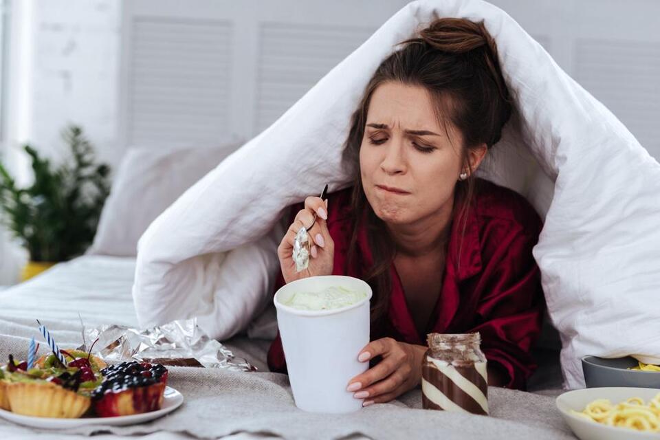 9 expert-backed tips to stop stress eating - NewsBreak
