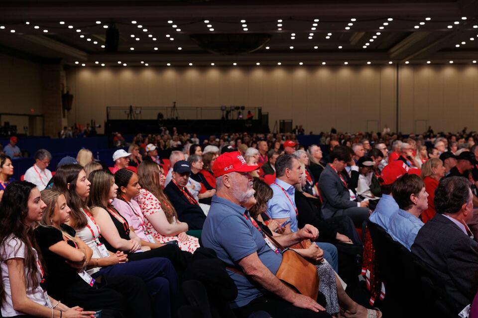 CPAC Host Stunned as Crowd Erupts in Cheers for Trump Impeachment ...