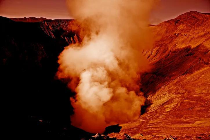 NASA captures image of giant volcano on Mars, twice as tall as any ...