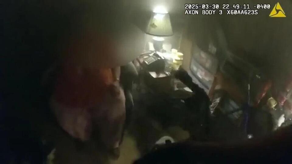 VIDEO | JPD officers hailed as heroes for rescuing immobile woman from ...