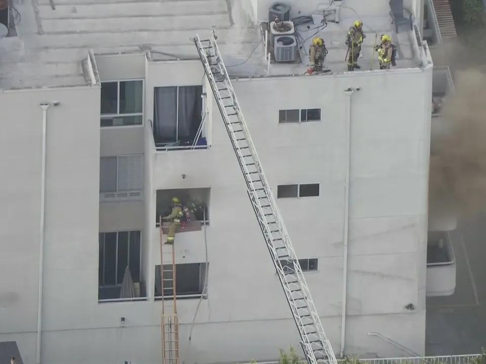 Hollywood 4-story apartment building fire